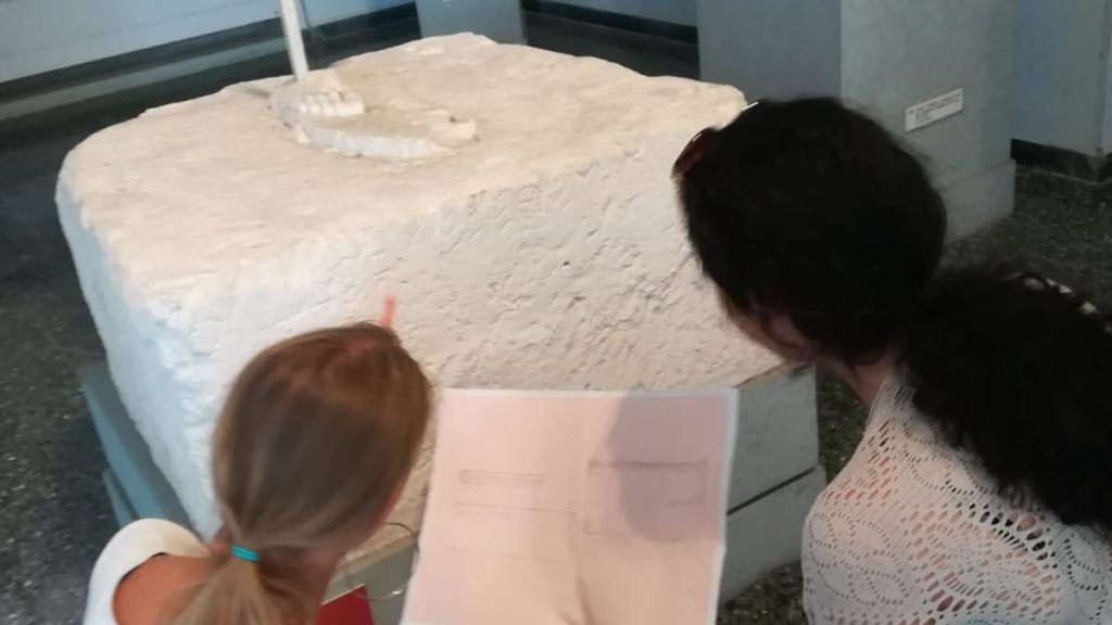 Un coro di voci: l'epigrafia greca in classe fa amare il greco antico
